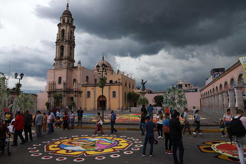 Alfombristas pintan de colores a Uriangato - CRONICA GUANAJUATO